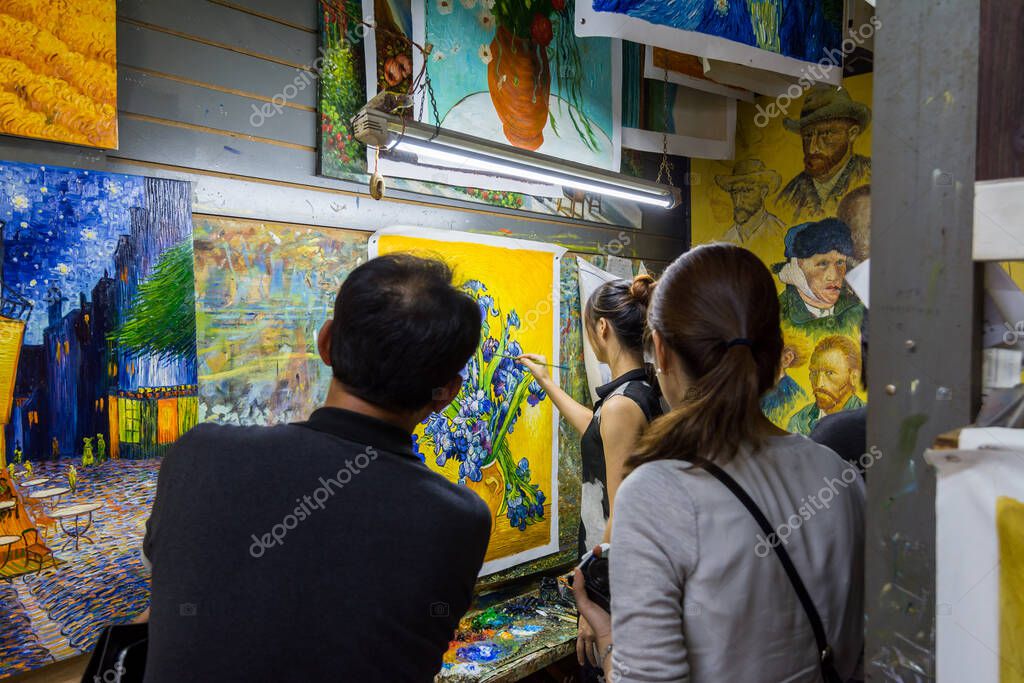 Turistas viendo pintor pintando una obra de Vincent van Gogh en su ...