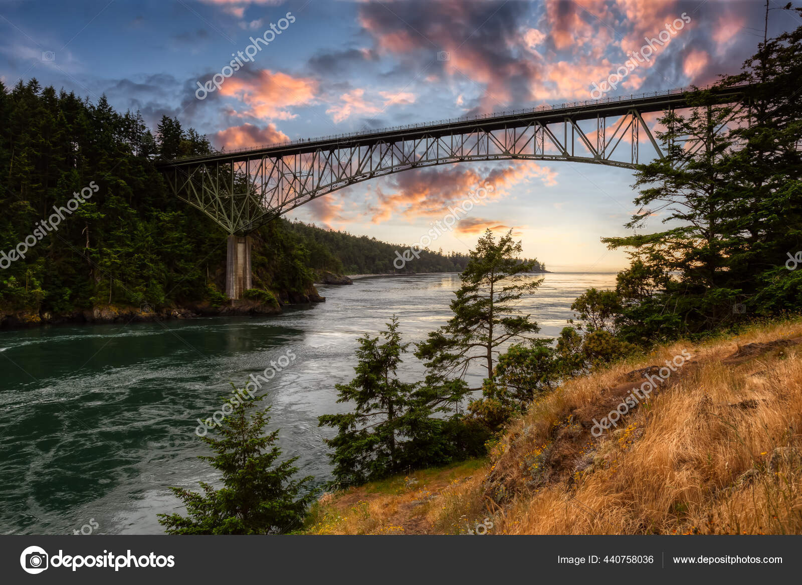 Iconic Bridge, Deception Pass, on the West Pacific Ocean Coast. — Stock ...