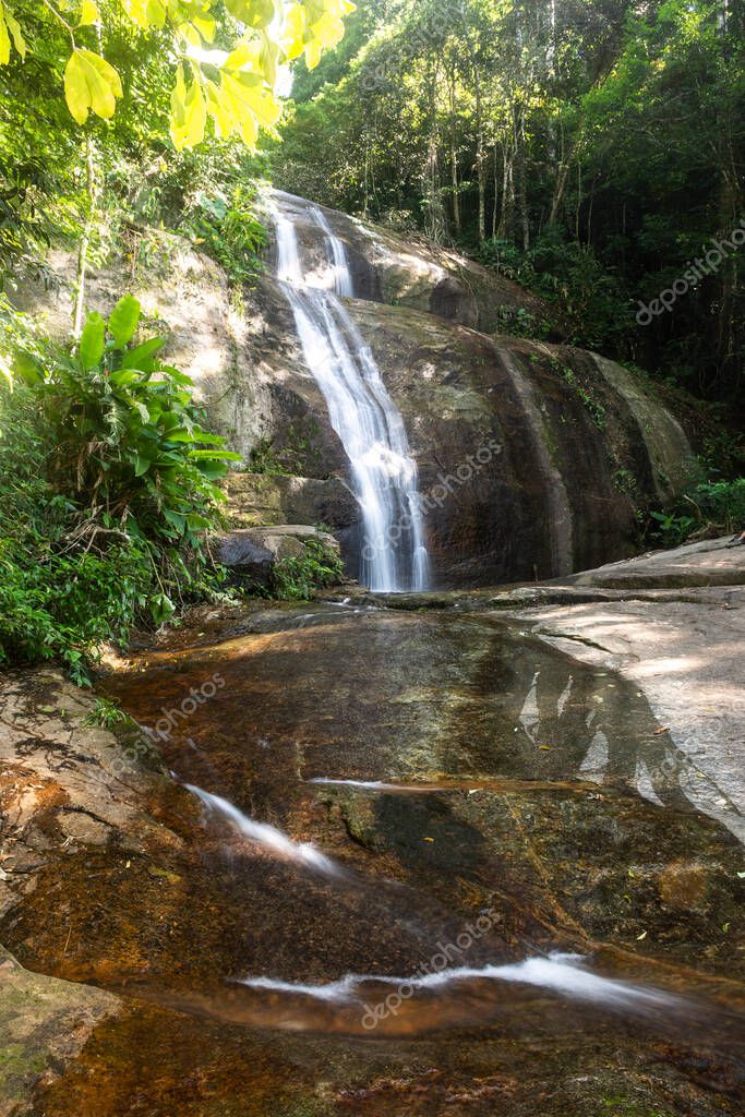 Hermosa cascada de selva tropical atlántica en el Parque Forestal ...