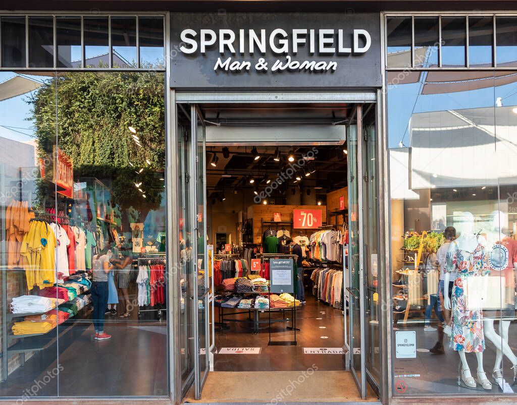 Huelva, España - 27 de julio de 2020: Tienda Springfield en el centro ...
