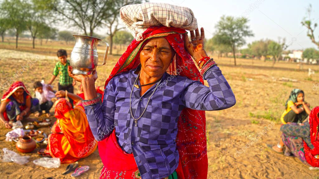 15 de abril de 2021- Reengus, Sikar, India. Mujer religiosa sosteniendo ...