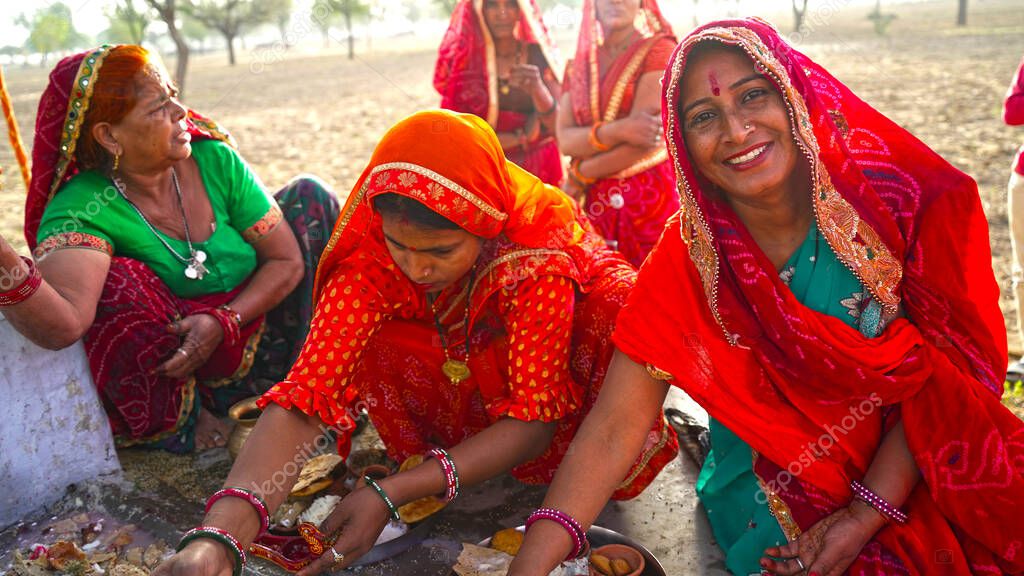15 de abril de 2021- Reengus, Sikar, India. Mujer religiosa sosteniendo ...