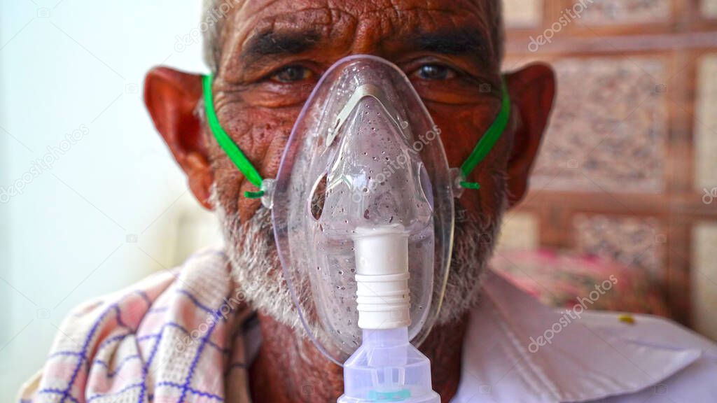 02 Mayo 2021- Reengus, Sikar, India. Una persona mayor infectada con la ...