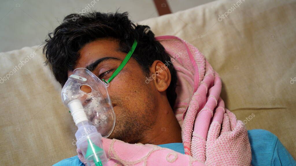 Una persona mayor infectada con la enfermedad de Covid 19. Paciente ...