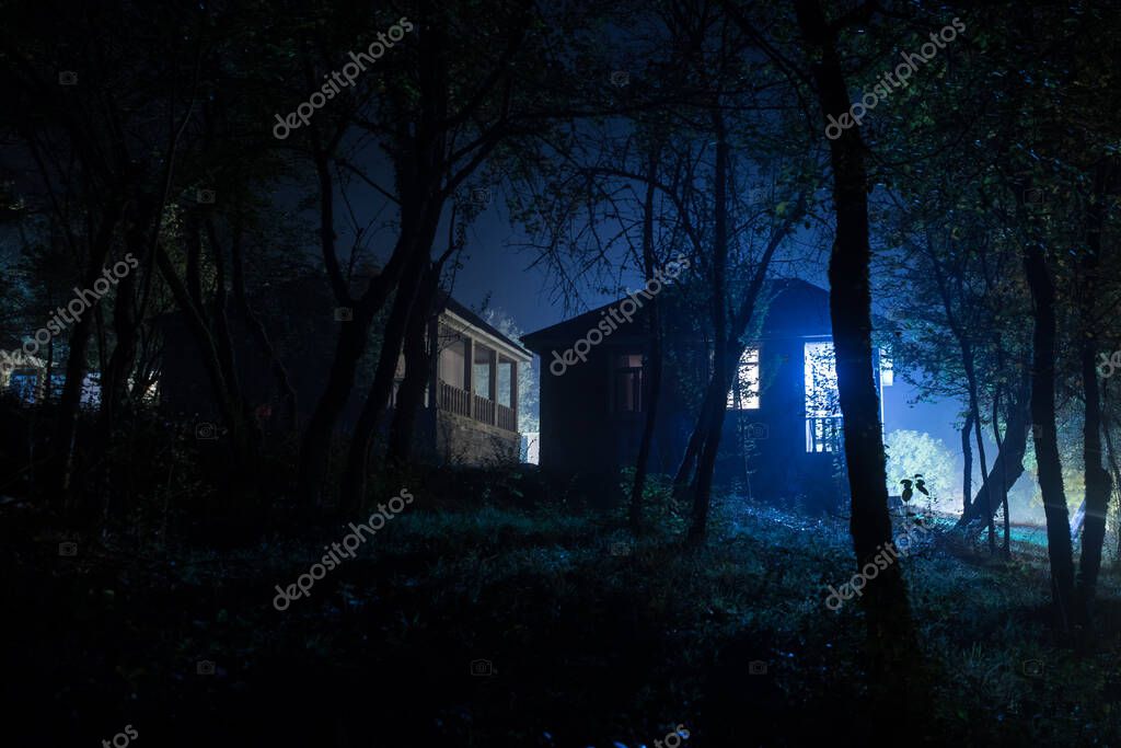 Antigua casa con un Fantasma en el bosque por la noche o Casa del Terror Embrujado Abandonado ...