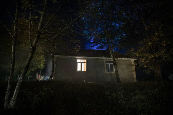 Antigua casa con un Fantasma en el bosque por la noche o Casa del Terror Embrujado Abandonado ...
