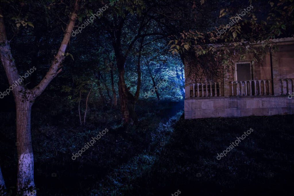 Antigua casa con un Fantasma en el bosque por la noche o Casa del Terror Embrujado Abandonado ...