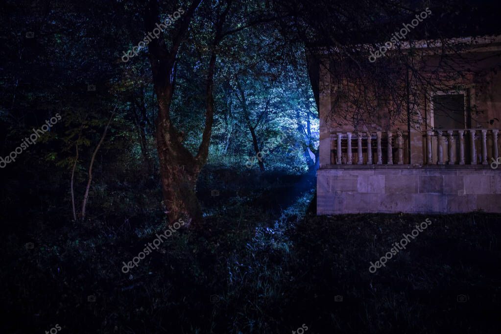 Antigua casa con un Fantasma en el bosque por la noche o Casa del Terror Embrujado Abandonado ...