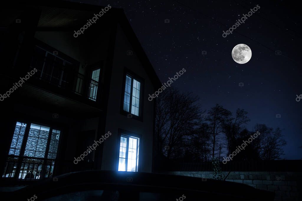 Antigua casa con un fantasma en el bosque en la noche brumosa o escena nocturna con la casa bajo ...