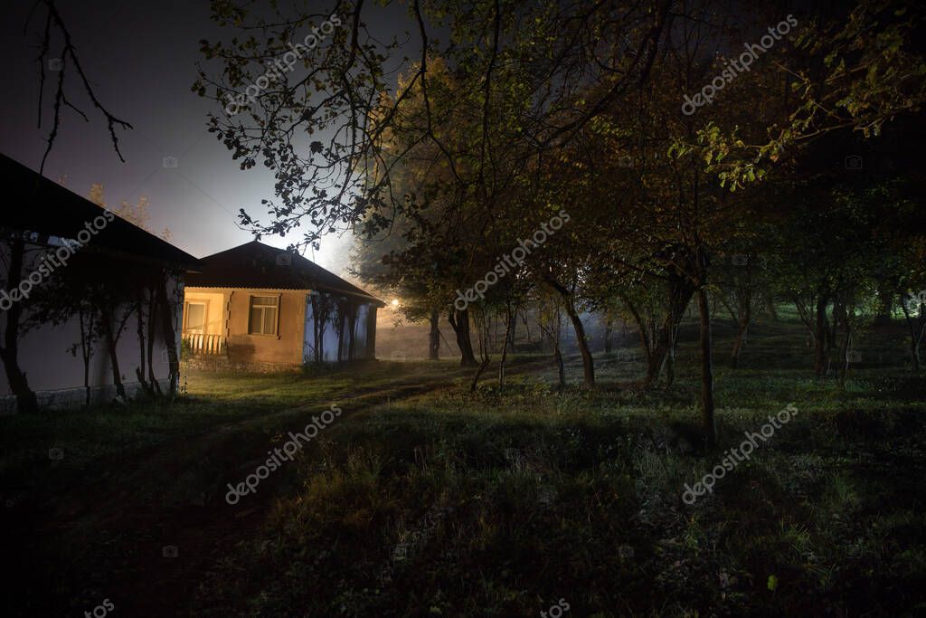Antigua casa con un Fantasma en el bosque por la noche o Casa del Terror Embrujado Abandonado ...