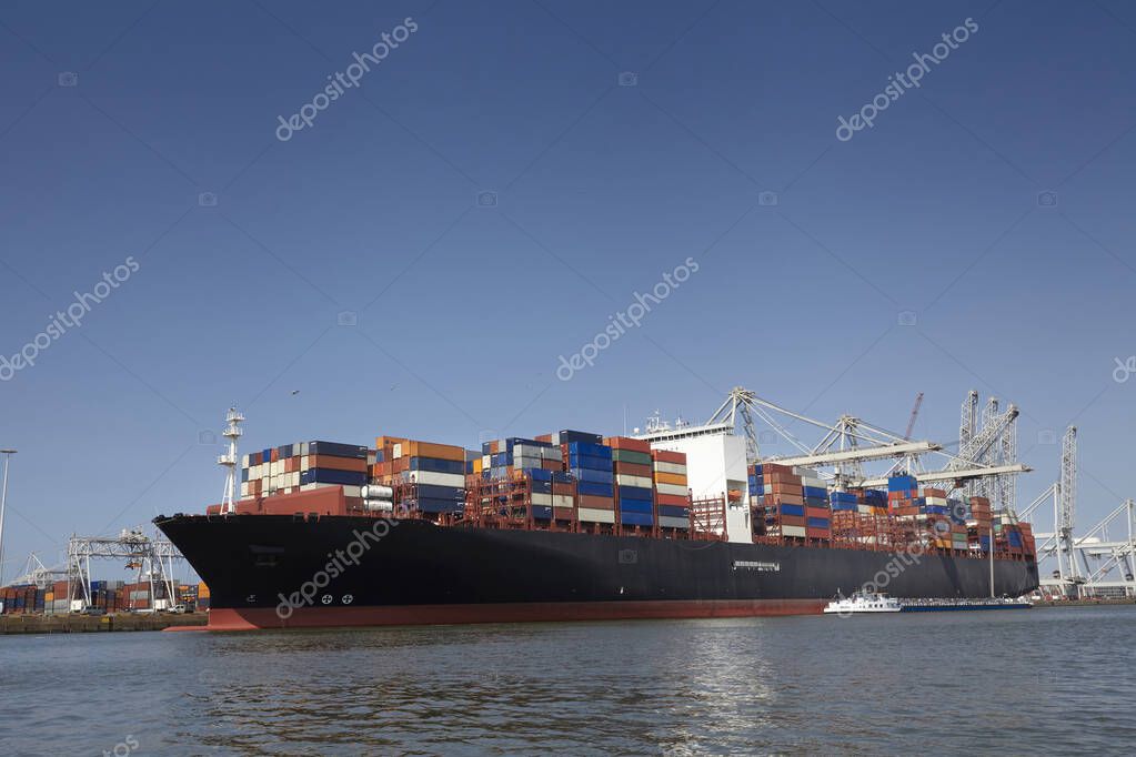 Grandes grúas portuarias cargando buques portacontenedores en el puerto ...