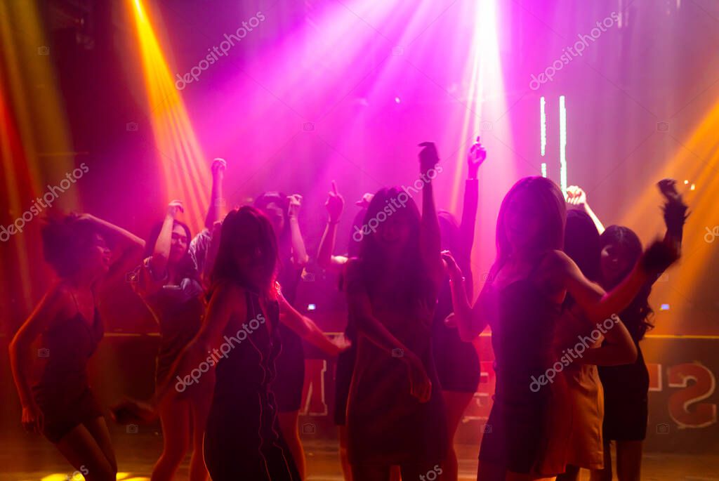 Silueta imagen de la gente bailando en discoteca discoteca con música ...